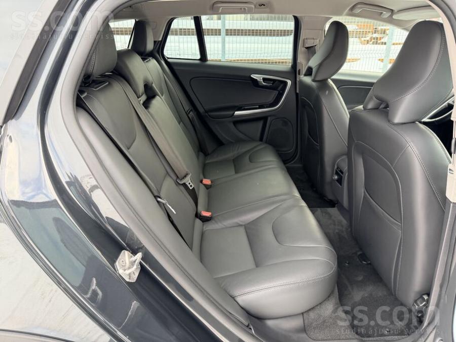 Pelēks Volvo V60 2016 Rīga, ar dzinēja tilpumu 2.00 L un nobraukumu 256 tūkst. km par 10995 €, foto 16 vietnē AUTOMOTO.COM.LV