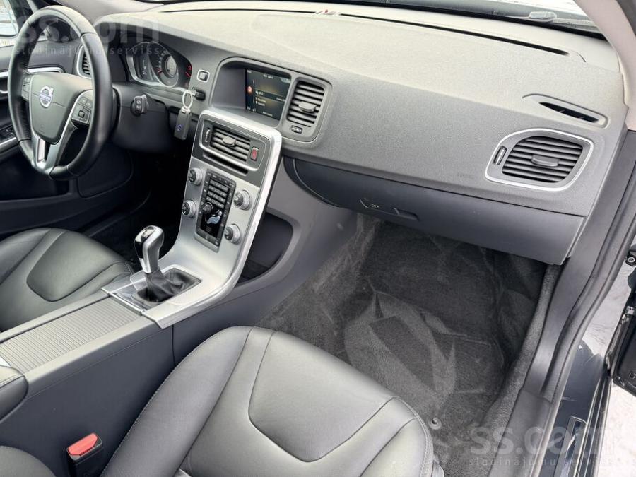 Pelēks Volvo V60 2016 Rīga, ar dzinēja tilpumu 2.00 L un nobraukumu 256 tūkst. km par 10995 €, foto 18 vietnē AUTOMOTO.COM.LV
