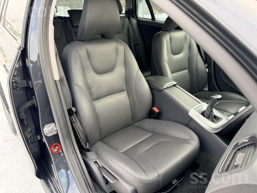 Pelēks Volvo V60 2016 Rīga, ar dzinēja tilpumu 2.00 L un nobraukumu 256 tūkst. km par 10995 €, foto 19 vietnē AUTOMOTO.COM.LV