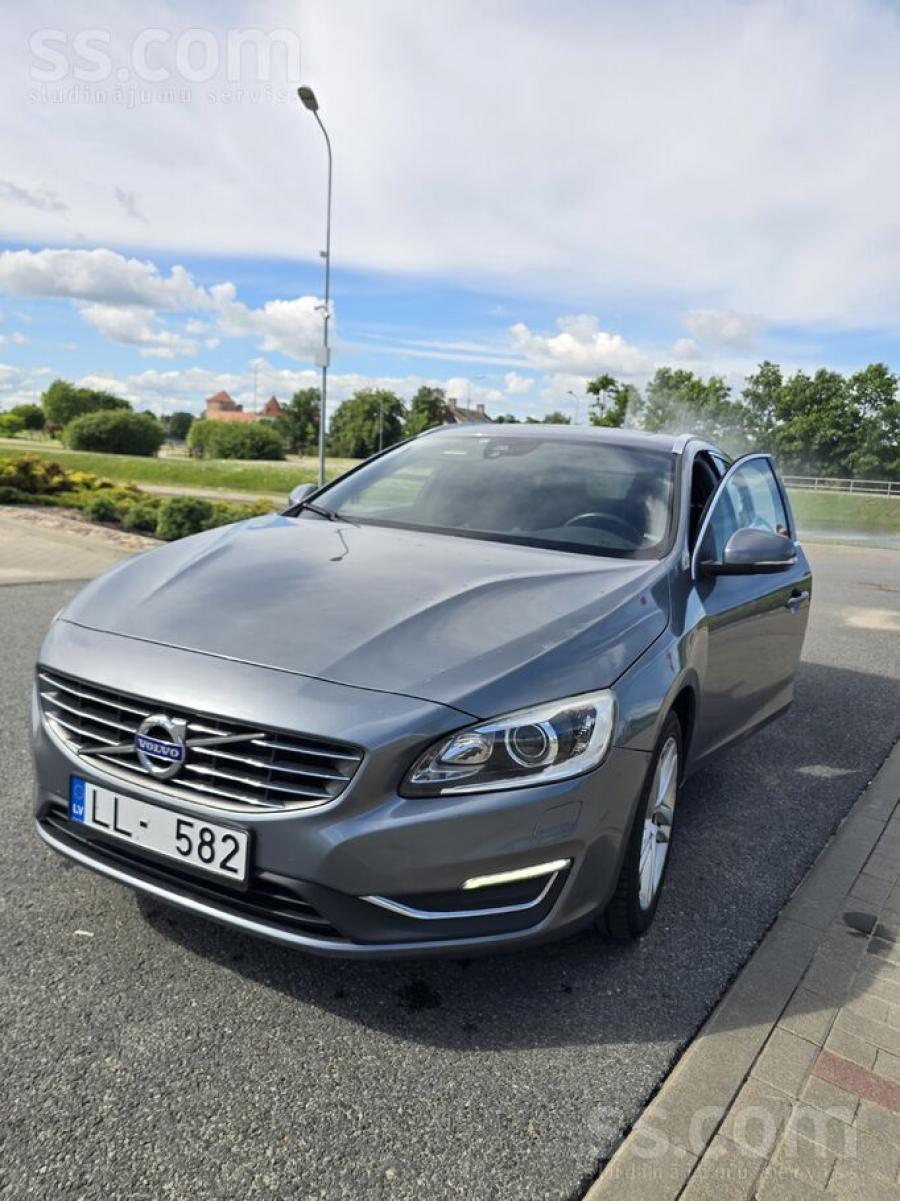 Grey Volvo V60 2016 in Bauska, with an engine capacity of 2.00 L and mileage of 308 thousand km for 8200 €, photo 3 on AUTOMOTO.COM.LV