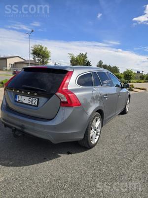 Grey Volvo V60 2016 in Bauska, with an engine capacity of 2.00 L and mileage of 308 thousand km for 8200 €, photo 4 on AUTOMOTO.COM.LV