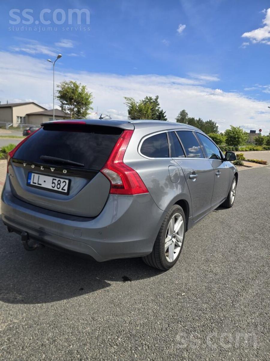 Grey Volvo V60 2016 in Bauska, with an engine capacity of 2.00 L and mileage of 308 thousand km for 8200 €, photo 4 on AUTOMOTO.COM.LV