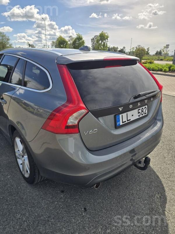 Grey Volvo V60 2016 in Bauska, with an engine capacity of 2.00 L and mileage of 308 thousand km for 8200 €, photo 4 on AUTOMOTO.COM.LV