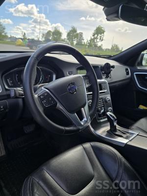 Grey Volvo V60 2016 in Bauska, with an engine capacity of 2.00 L and mileage of 308 thousand km for 8200 €, photo 7 on AUTOMOTO.COM.LV