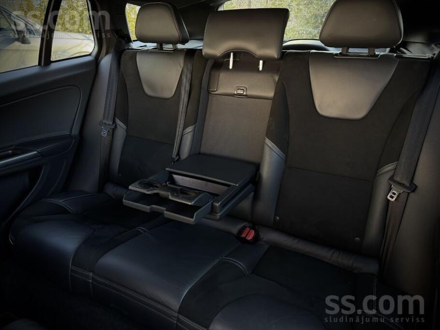Grey Volvo V60 2016 in Jelgava, with an engine capacity of 2.00 L and mileage of 267 thousand km for 10990 €, photo 11 on AUTOMOTO.COM.LV