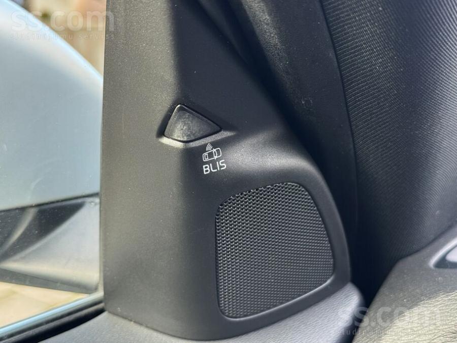 Grey Volvo V60 2016 in Jelgava, with an engine capacity of 2.00 L and mileage of 267 thousand km for 10990 €, photo 16 on AUTOMOTO.COM.LV