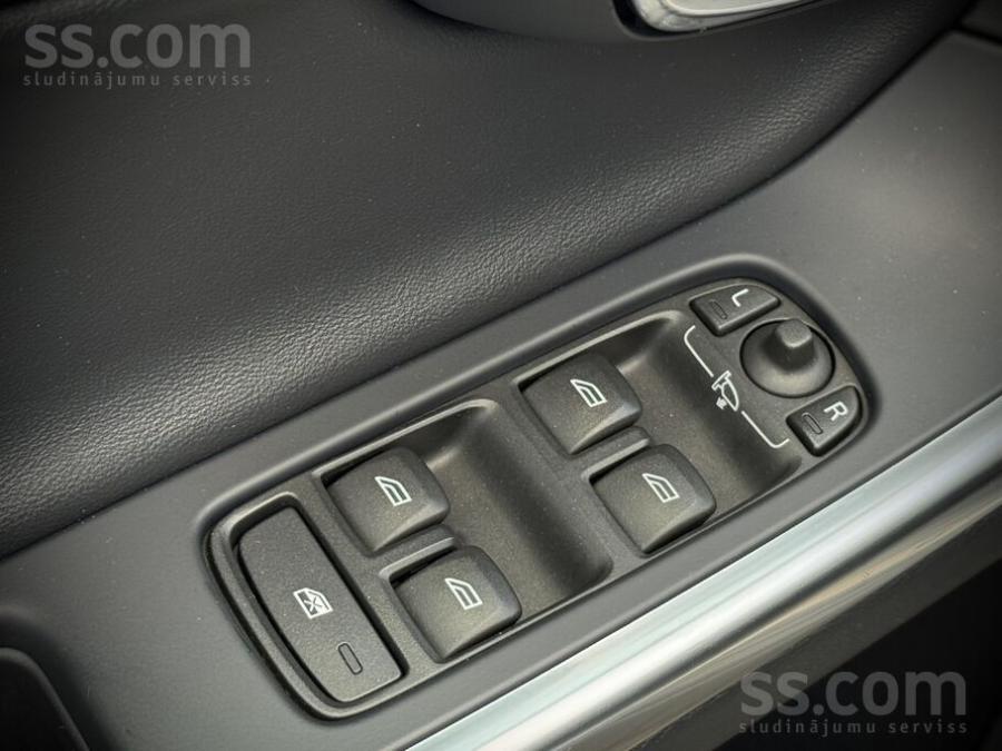 Grey Volvo V60 2016 in Jelgava, with an engine capacity of 2.00 L and mileage of 267 thousand km for 10990 €, photo 29 on AUTOMOTO.COM.LV