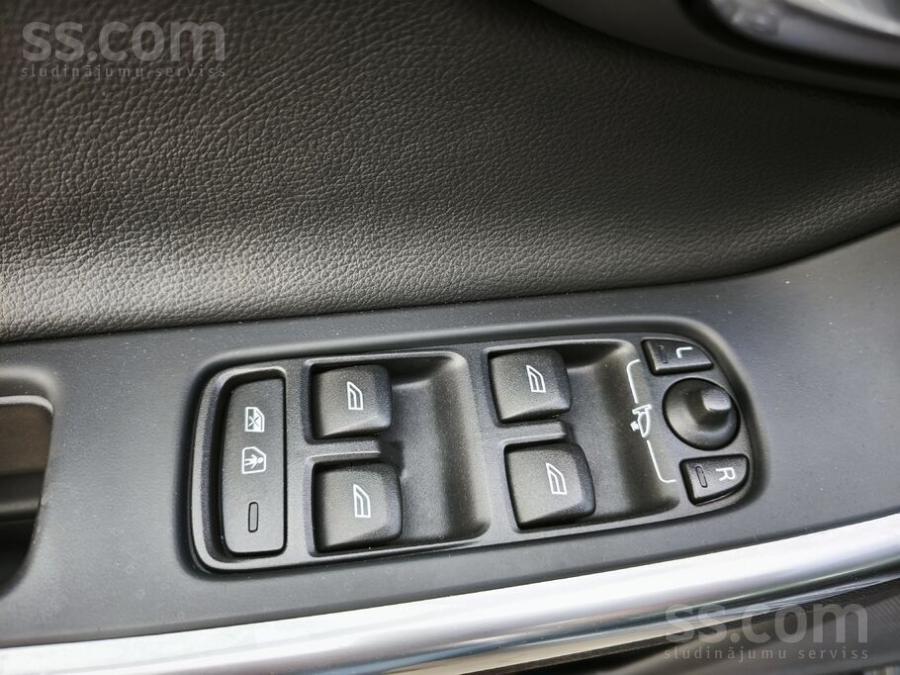 Grey Volvo V60 2016 in Riga, with an engine capacity of 2.00 L and mileage of 0 thousand km for 8300 €, photo 13 on AUTOMOTO.COM.LV