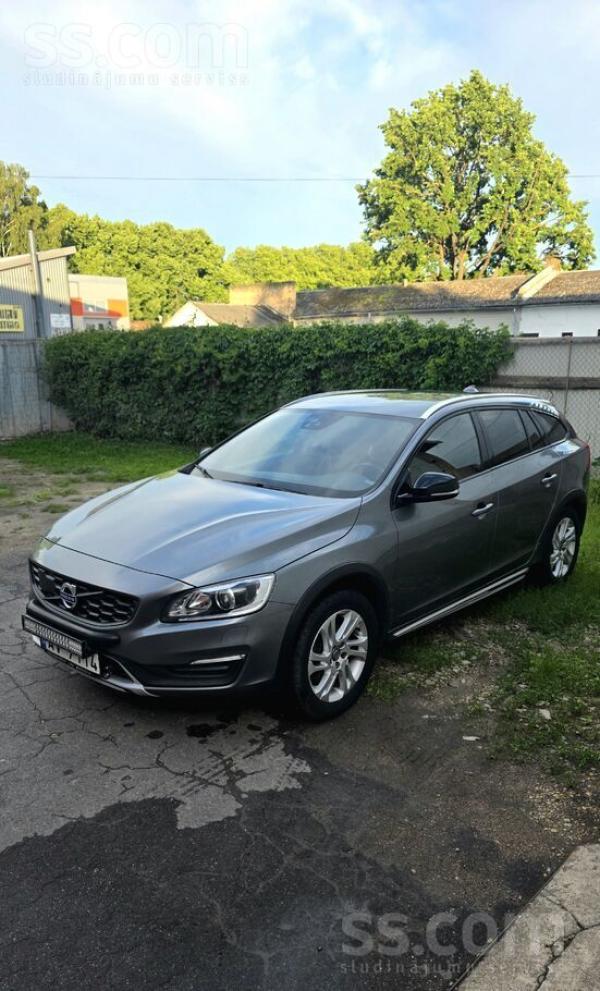 Pelēks Volvo V60 2016 Rīga, ar dzinēja tilpumu 2.40 L un nobraukumu 343 tūkst. km par 10890 €, foto 1 vietnē AUTOMOTO.COM.LV