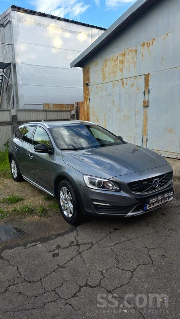 Pelēks Volvo V60 2016 Rīga, ar dzinēja tilpumu 2.40 L un nobraukumu 343 tūkst. km par 10890 €, foto 2 vietnē AUTOMOTO.COM.LV