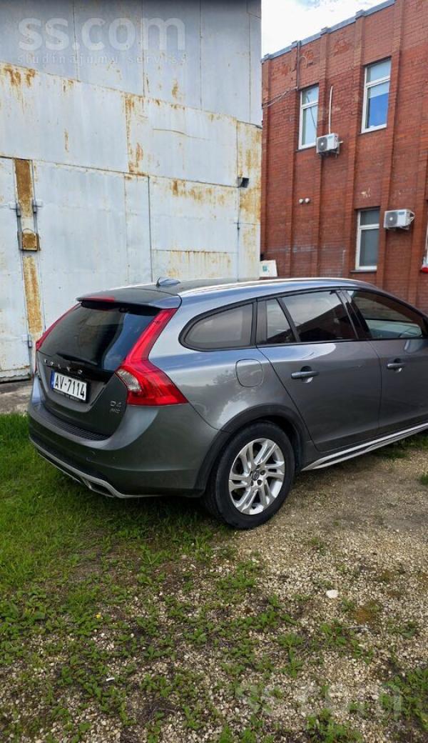 Pelēks Volvo V60 2016 Rīga, ar dzinēja tilpumu 2.40 L un nobraukumu 343 tūkst. km par 10890 €, foto 3 vietnē AUTOMOTO.COM.LV
