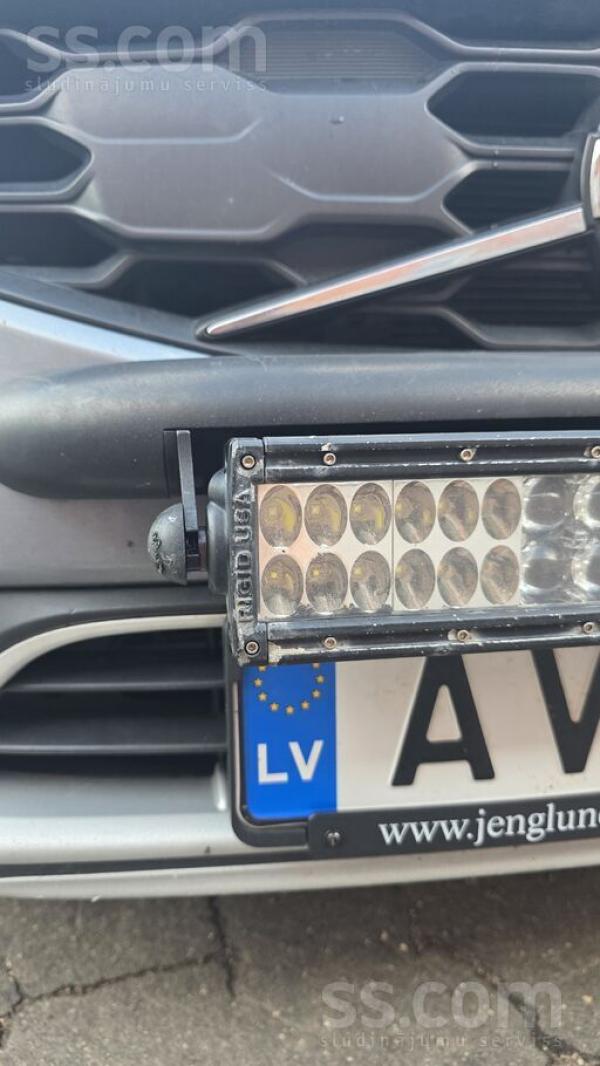 Pelēks Volvo V60 2016 Rīga, ar dzinēja tilpumu 2.40 L un nobraukumu 343 tūkst. km par 10890 €, foto 4 vietnē AUTOMOTO.COM.LV