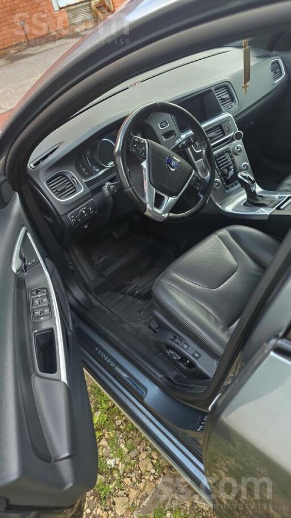 Pelēks Volvo V60 2016 Rīga, ar dzinēja tilpumu 2.40 L un nobraukumu 343 tūkst. km par 10890 €, foto 5 vietnē AUTOMOTO.COM.LV