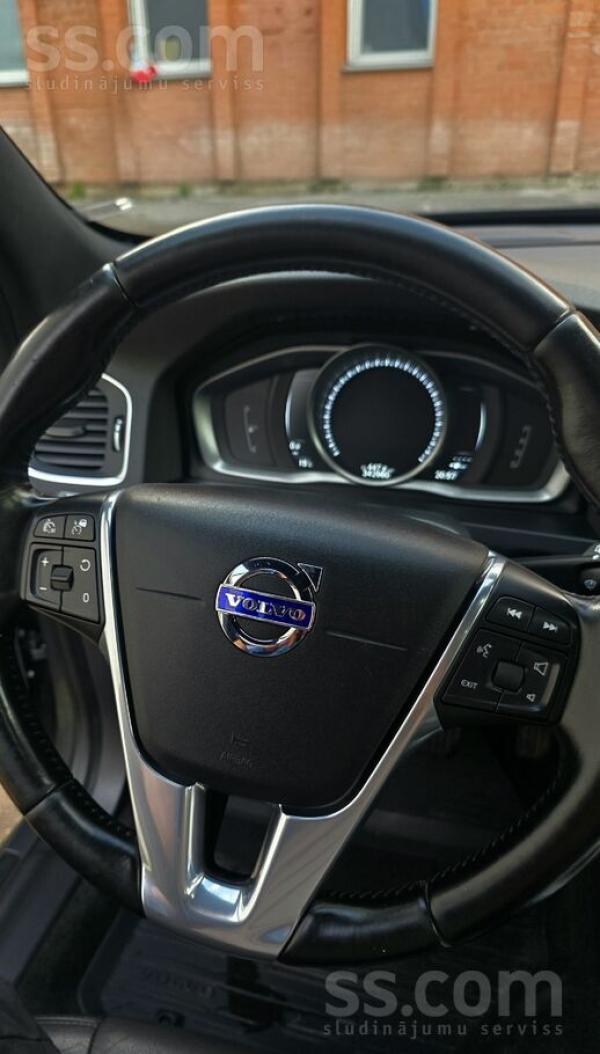 Pelēks Volvo V60 2016 Rīga, ar dzinēja tilpumu 2.40 L un nobraukumu 343 tūkst. km par 10890 €, foto 6 vietnē AUTOMOTO.COM.LV