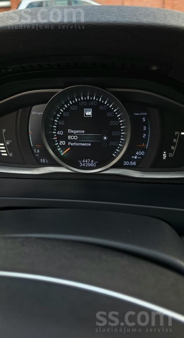 Pelēks Volvo V60 2016 Rīga, ar dzinēja tilpumu 2.40 L un nobraukumu 343 tūkst. km par 10890 €, foto 7 vietnē AUTOMOTO.COM.LV