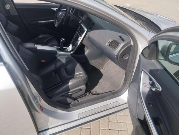 Grey Volvo V60 2016 in Taurage, with an engine capacity of 2.00 L and mileage of 240 thousand km for 6200 €, photo 6 on AUTOMOTO.COM.LV