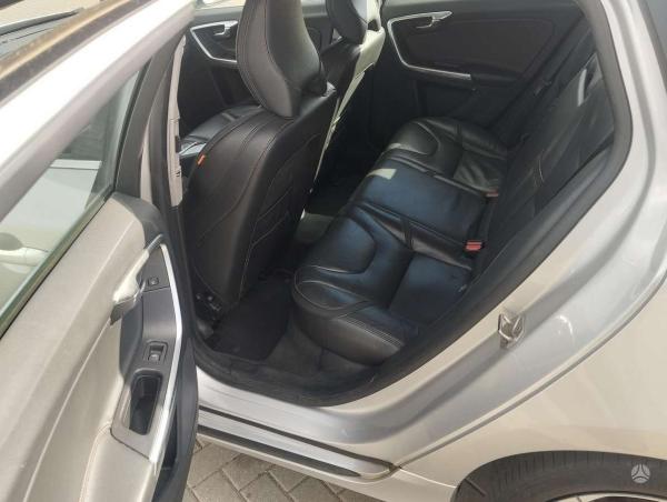 Grey Volvo V60 2016 in Taurage, with an engine capacity of 2.00 L and mileage of 240 thousand km for 6200 €, photo 9 on AUTOMOTO.COM.LV