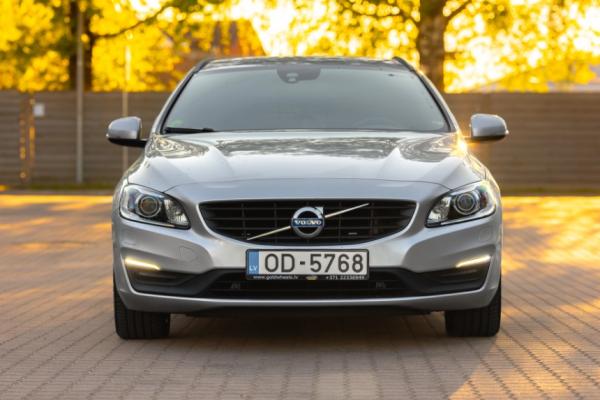 Grey Volvo V60 2016 in Riga, with an engine capacity of 2.00 L and mileage of 221 thousand km for 11900 €, photo 3 on AUTOMOTO.COM.LV