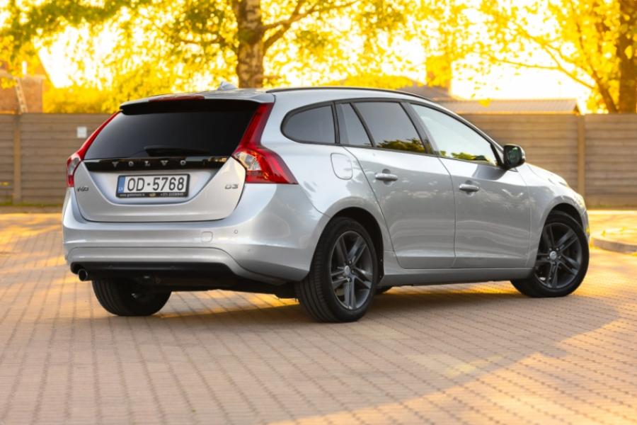 Pelēks Volvo V60 2016 Rīga, ar dzinēja tilpumu 2.00 L un nobraukumu 221 tūkst. km par 11900 €, foto 6 vietnē AUTOMOTO.COM.LV