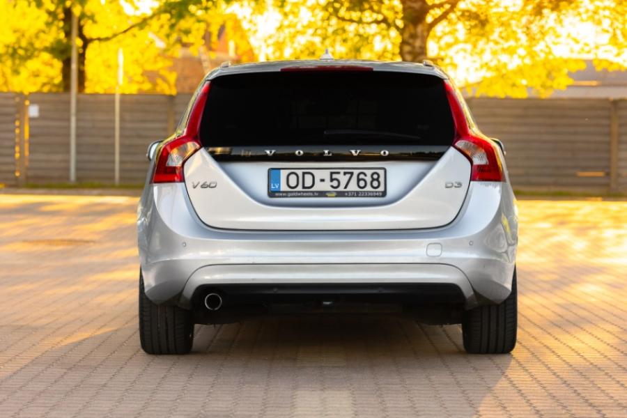 Pelēks Volvo V60 2016 Rīga, ar dzinēja tilpumu 2.00 L un nobraukumu 221 tūkst. km par 11900 €, foto 7 vietnē AUTOMOTO.COM.LV