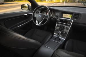 Pelēks Volvo V60 2016 Rīga, ar dzinēja tilpumu 2.00 L un nobraukumu 221 tūkst. km par 11900 €, foto 8 vietnē AUTOMOTO.COM.LV