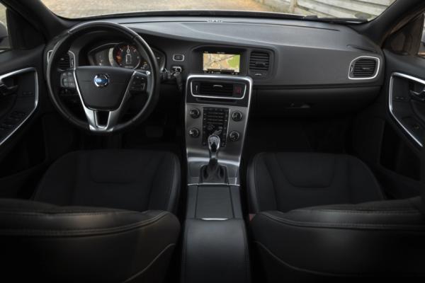 Grey Volvo V60 2016 in Riga, with an engine capacity of 2.00 L and mileage of 221 thousand km for 11900 €, photo 8 on AUTOMOTO.COM.LV