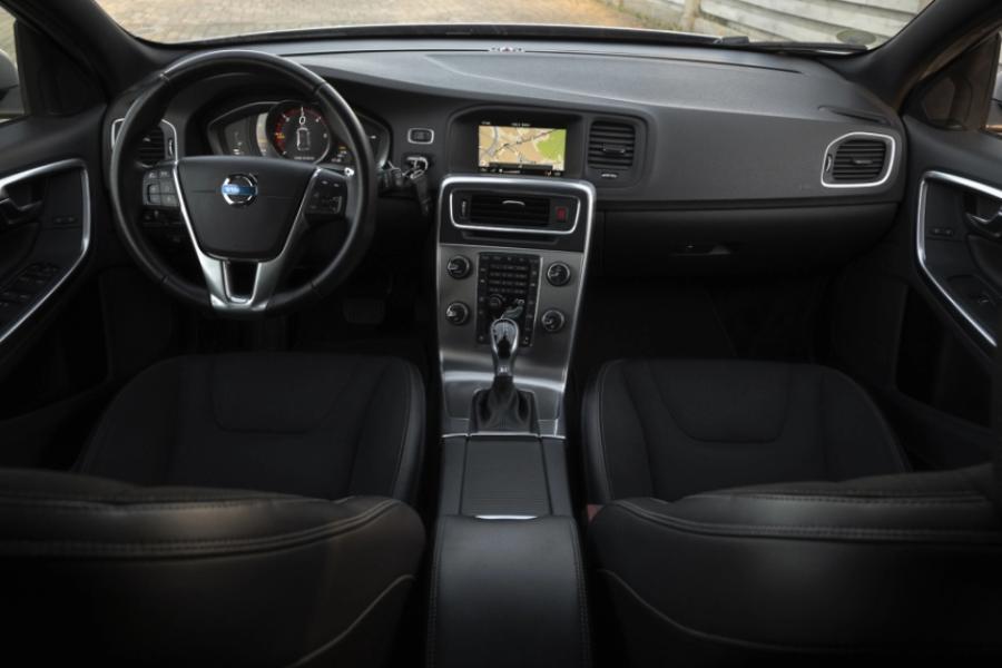 Pelēks Volvo V60 2016 Rīga, ar dzinēja tilpumu 2.00 L un nobraukumu 221 tūkst. km par 11900 €, foto 9 vietnē AUTOMOTO.COM.LV