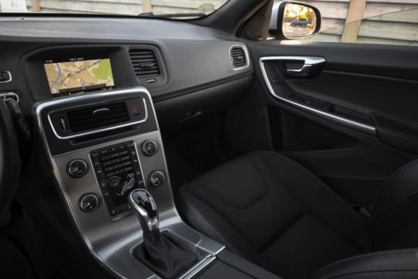 Grey Volvo V60 2016 in Riga, with an engine capacity of 2.00 L and mileage of 221 thousand km for 11900 €, photo 9 on AUTOMOTO.COM.LV