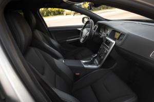 Pelēks Volvo V60 2016 Rīga, ar dzinēja tilpumu 2.00 L un nobraukumu 221 tūkst. km par 11900 €, foto 15 vietnē AUTOMOTO.COM.LV
