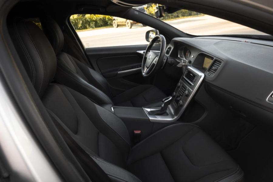 Pelēks Volvo V60 2016 Rīga, ar dzinēja tilpumu 2.00 L un nobraukumu 221 tūkst. km par 11900 €, foto 15 vietnē AUTOMOTO.COM.LV