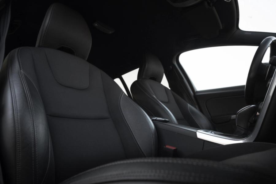 Pelēks Volvo V60 2016 Rīga, ar dzinēja tilpumu 2.00 L un nobraukumu 221 tūkst. km par 11900 €, foto 16 vietnē AUTOMOTO.COM.LV
