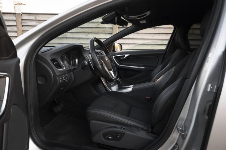 Pelēks Volvo V60 2016 Rīga, ar dzinēja tilpumu 2.00 L un nobraukumu 221 tūkst. km par 11900 €, foto 18 vietnē AUTOMOTO.COM.LV