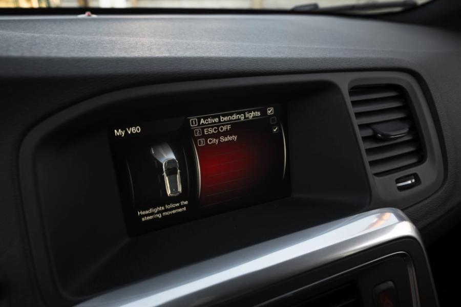 Pelēks Volvo V60 2016 Rīga, ar dzinēja tilpumu 2.00 L un nobraukumu 221 tūkst. km par 11900 €, foto 19 vietnē AUTOMOTO.COM.LV