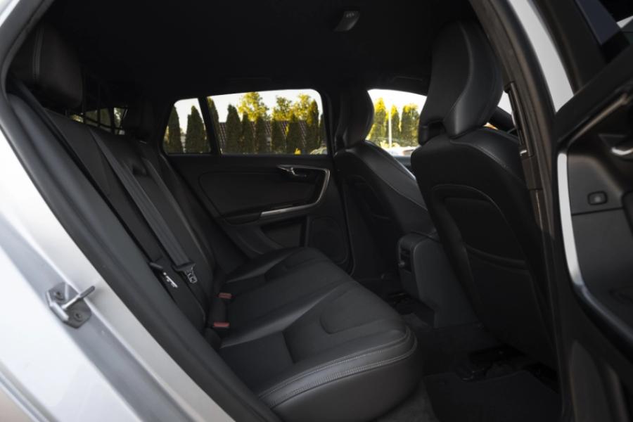Pelēks Volvo V60 2016 Rīga, ar dzinēja tilpumu 2.00 L un nobraukumu 221 tūkst. km par 11900 €, foto 21 vietnē AUTOMOTO.COM.LV