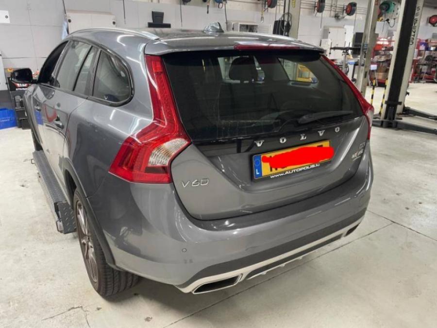 Pelēks Volvo V60 2016 Rīga, ar dzinēja tilpumu 2.00 L un nobraukumu 98 tūkst. km par 13995 €, foto 4 vietnē AUTOMOTO.COM.LV