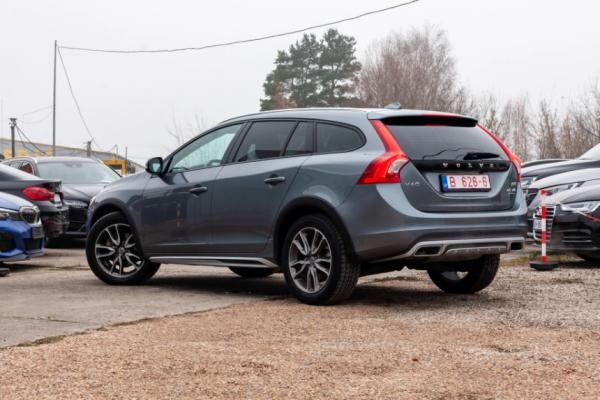 Grey Volvo V60 2016 in Riga, with an engine capacity of 2.00 L and mileage of 98 thousand km for 13995 €, photo 4 on AUTOMOTO.COM.LV