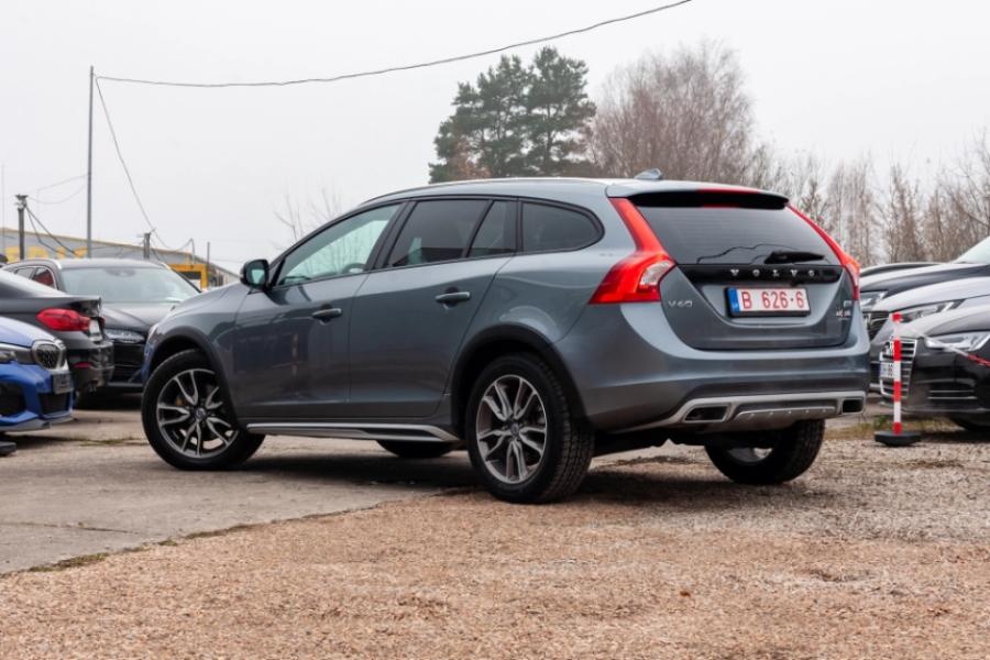 Pelēks Volvo V60 2016 Rīga, ar dzinēja tilpumu 2.00 L un nobraukumu 98 tūkst. km par 13995 €, foto 5 vietnē AUTOMOTO.COM.LV