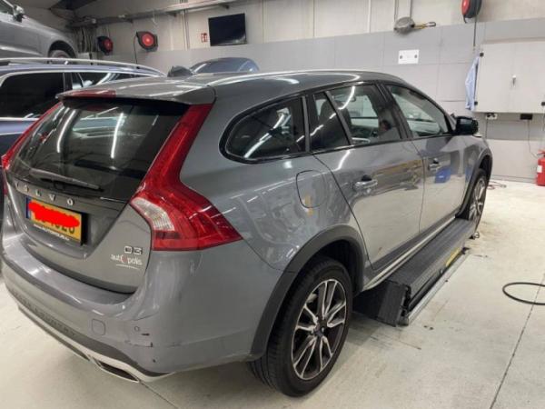 Grey Volvo V60 2016 in Riga, with an engine capacity of 2.00 L and mileage of 98 thousand km for 13995 €, photo 7 on AUTOMOTO.COM.LV