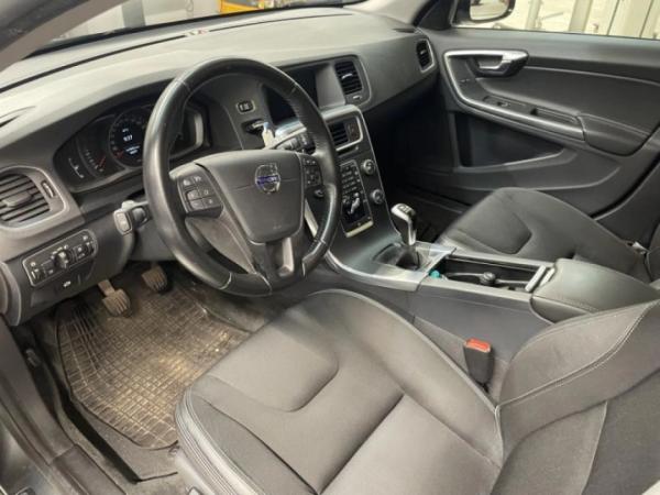 Grey Volvo V60 2016 in Riga, with an engine capacity of 2.00 L and mileage of 98 thousand km for 13995 €, photo 9 on AUTOMOTO.COM.LV