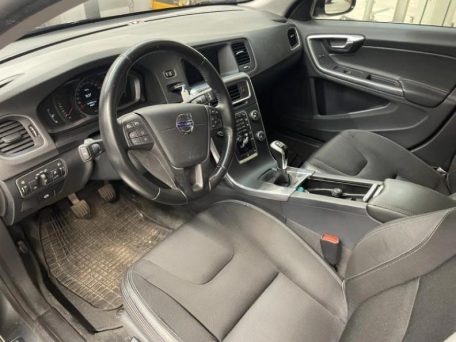 Pelēks Volvo V60 2016 Rīga, ar dzinēja tilpumu 2.00 L un nobraukumu 98 tūkst. km par 13995 €, foto 10 vietnē AUTOMOTO.COM.LV