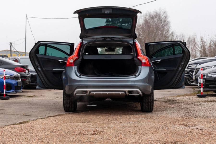 Pelēks Volvo V60 2016 Rīga, ar dzinēja tilpumu 2.00 L un nobraukumu 98 tūkst. km par 13995 €, foto 11 vietnē AUTOMOTO.COM.LV