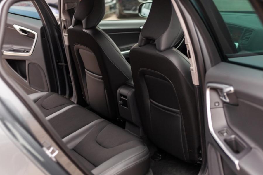 Pelēks Volvo V60 2016 Rīga, ar dzinēja tilpumu 2.00 L un nobraukumu 98 tūkst. km par 13995 €, foto 22 vietnē AUTOMOTO.COM.LV