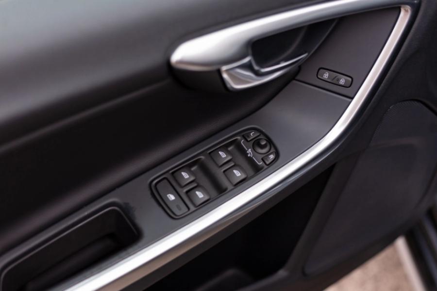 Pelēks Volvo V60 2016 Rīga, ar dzinēja tilpumu 2.00 L un nobraukumu 98 tūkst. km par 13995 €, foto 24 vietnē AUTOMOTO.COM.LV