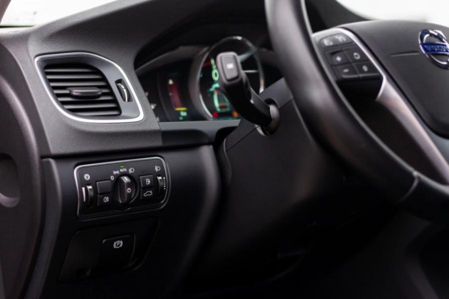 Pelēks Volvo V60 2016 Rīga, ar dzinēja tilpumu 2.00 L un nobraukumu 98 tūkst. km par 13995 €, foto 25 vietnē AUTOMOTO.COM.LV