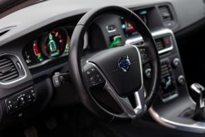 Pelēks Volvo V60 2016 Rīga, ar dzinēja tilpumu 2.00 L un nobraukumu 98 tūkst. km par 13995 €, foto 26 vietnē AUTOMOTO.COM.LV