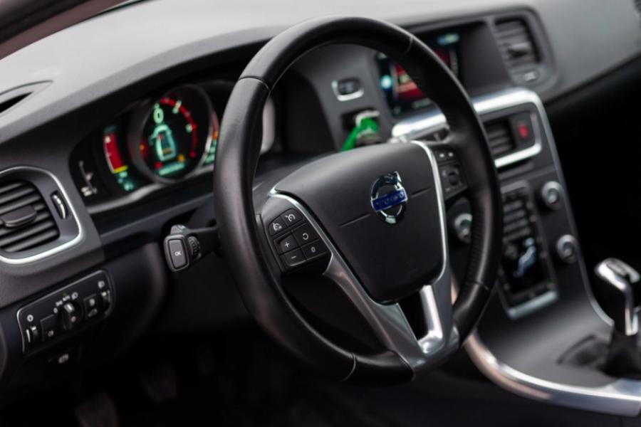 Pelēks Volvo V60 2016 Rīga, ar dzinēja tilpumu 2.00 L un nobraukumu 98 tūkst. km par 13995 €, foto 26 vietnē AUTOMOTO.COM.LV