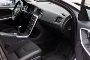 Pelēks Volvo V60 2016 Rīga, ar dzinēja tilpumu 2.00 L un nobraukumu 98 tūkst. km par 13995 €, foto 27 vietnē AUTOMOTO.COM.LV