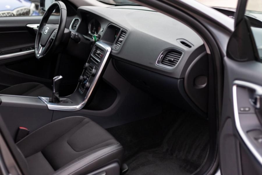 Pelēks Volvo V60 2016 Rīga, ar dzinēja tilpumu 2.00 L un nobraukumu 98 tūkst. km par 13995 €, foto 27 vietnē AUTOMOTO.COM.LV