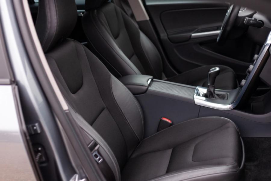 Pelēks Volvo V60 2016 Rīga, ar dzinēja tilpumu 2.00 L un nobraukumu 98 tūkst. km par 13995 €, foto 29 vietnē AUTOMOTO.COM.LV