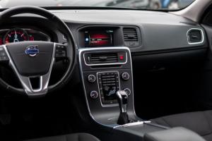 Pelēks Volvo V60 2016 Rīga, ar dzinēja tilpumu 2.00 L un nobraukumu 98 tūkst. km par 13995 €, foto 30 vietnē AUTOMOTO.COM.LV